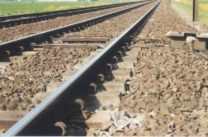 Modelbouwpracticum: Doorbuigen van een treinrails op een verende beding